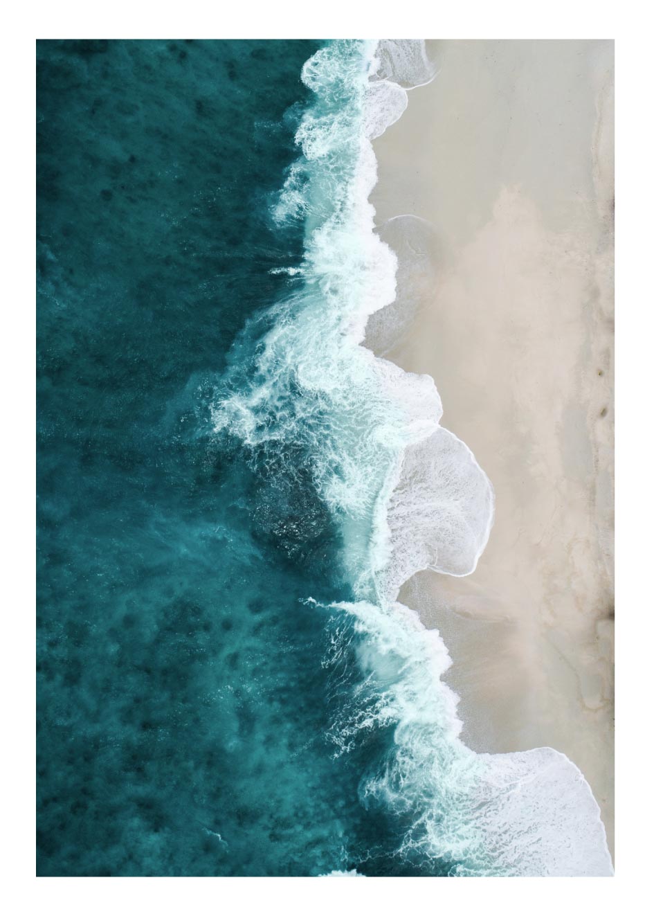 Turquoise Sea Poster - Ola turquesa y espuma |Studio Malek